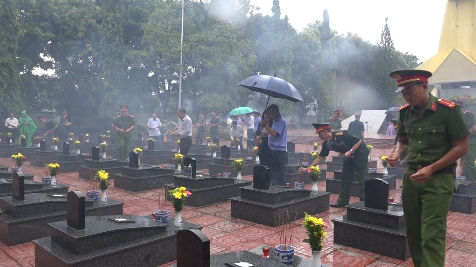 Toà án nhân dân huyện Ea Súp viếng Nghĩa trang Liệt sĩ nhân kỷ niệm 76 năm Ngày Thương binh ...